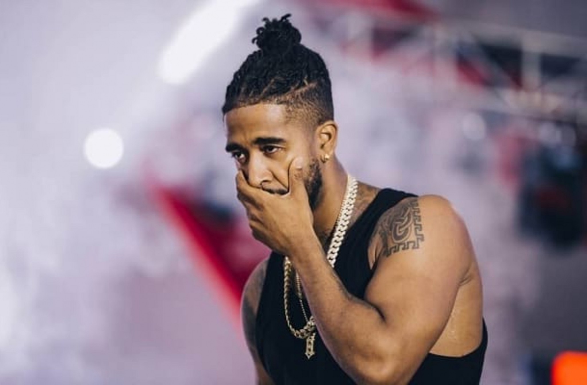 57 Famous Men with a Fashionable Male Bun Style